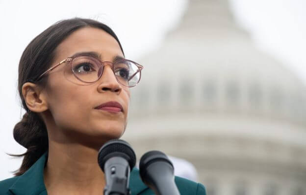 AOC puts on mask for picture, removes it afterward, video shows - Paine.TV