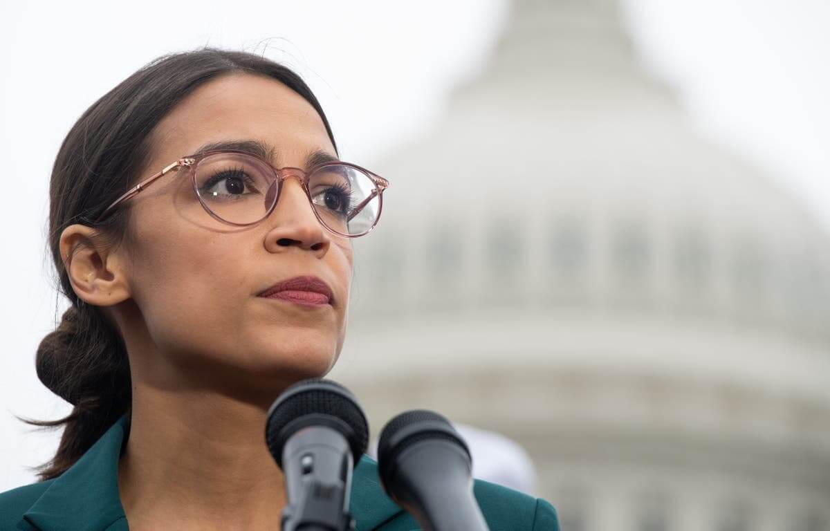 AOC puts on mask for picture, removes it afterward, video shows - Paine.TV