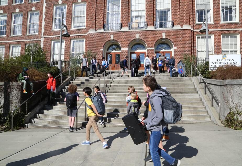 Seattle elementary school students forced to eat outdoors during COVID ...