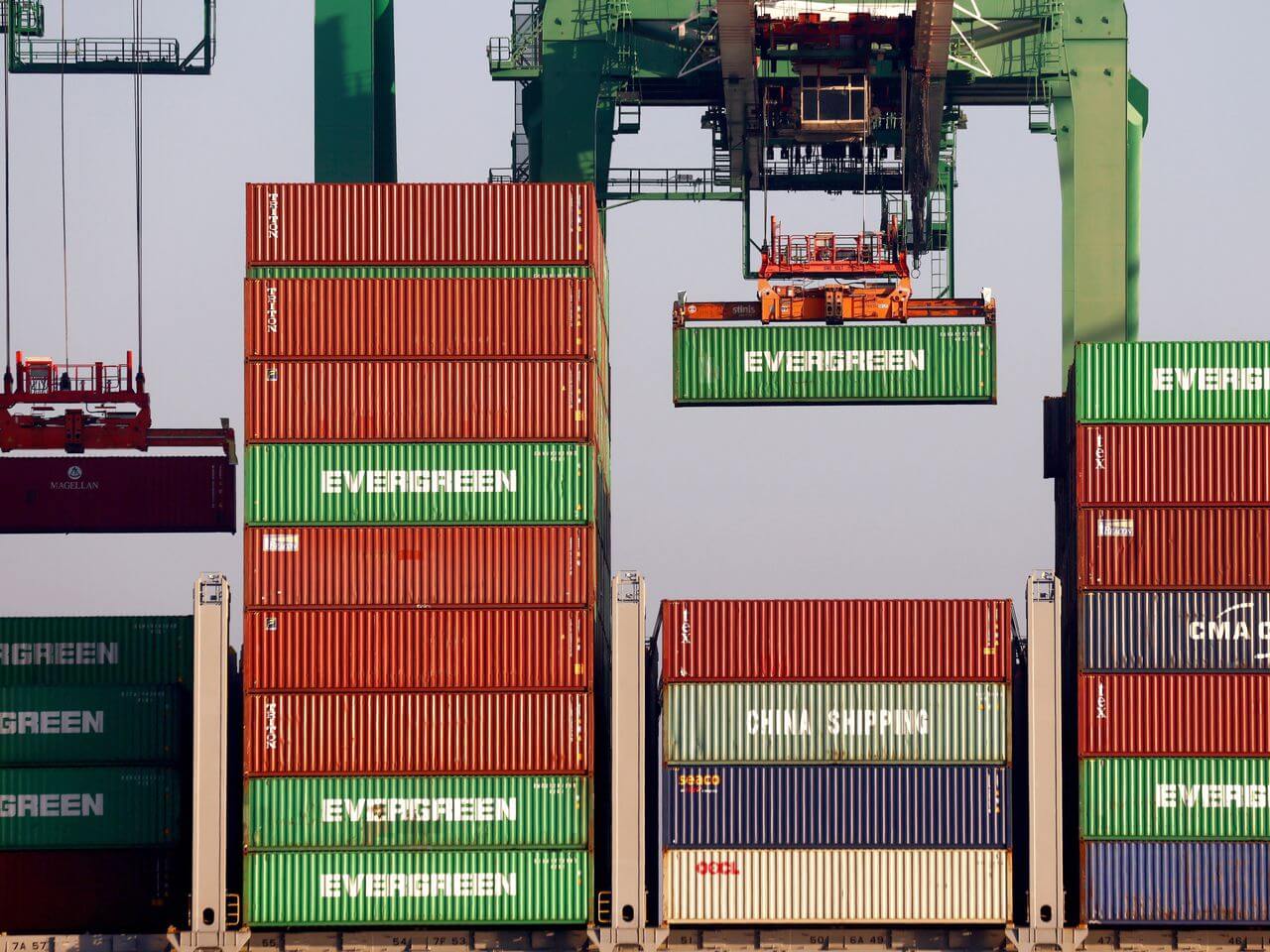 Biden’s First Year Sees Biggest Ever Trade Deficit - Paine.TV