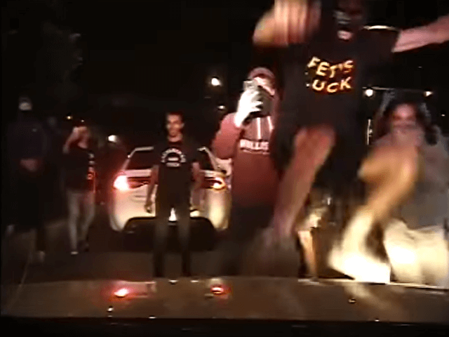 WATCH: 150-Strong Chicago Mob Attacks Trooper’s Vehicle, Breaks ...
